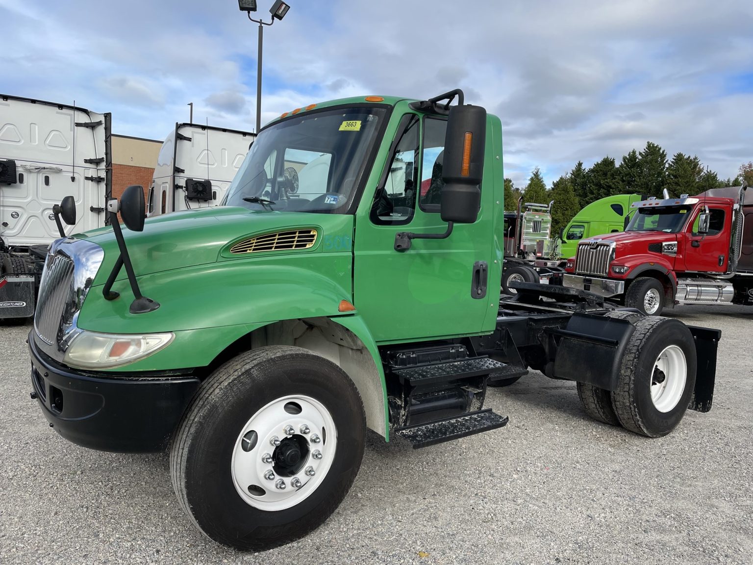 2002 INTERNATIONAL 4300 - Excel Truck Group