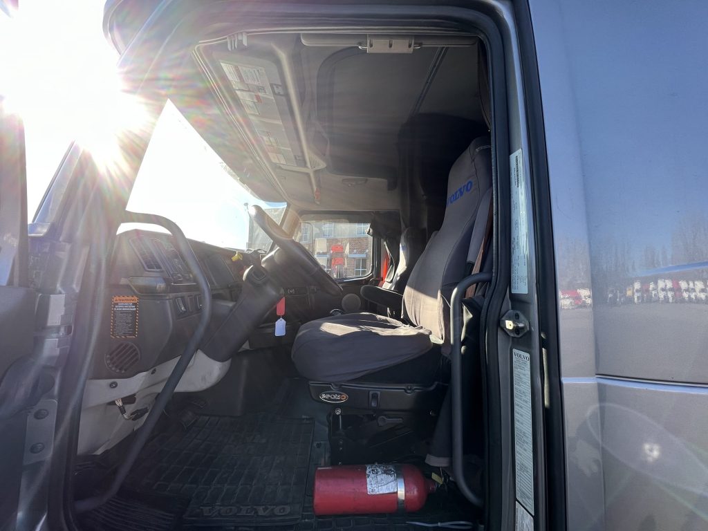 2015 Volvo 730 - Excel Truck Group