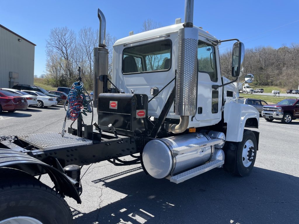 2005 Mack CHN613 - Excel Truck Group