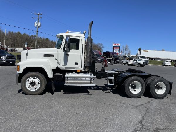 2005 Mack CHN613 - Excel Truck Group